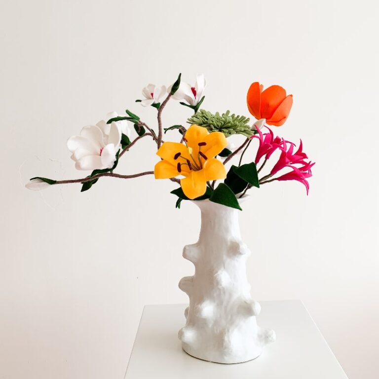 Twee vazen, één boeket Viltbloemen, perfect op maat gemaakt.