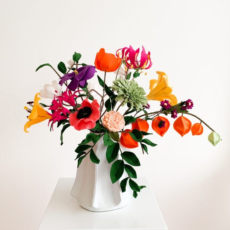 Twee vazen, één boeket Viltbloemen, perfect op maat gemaakt.