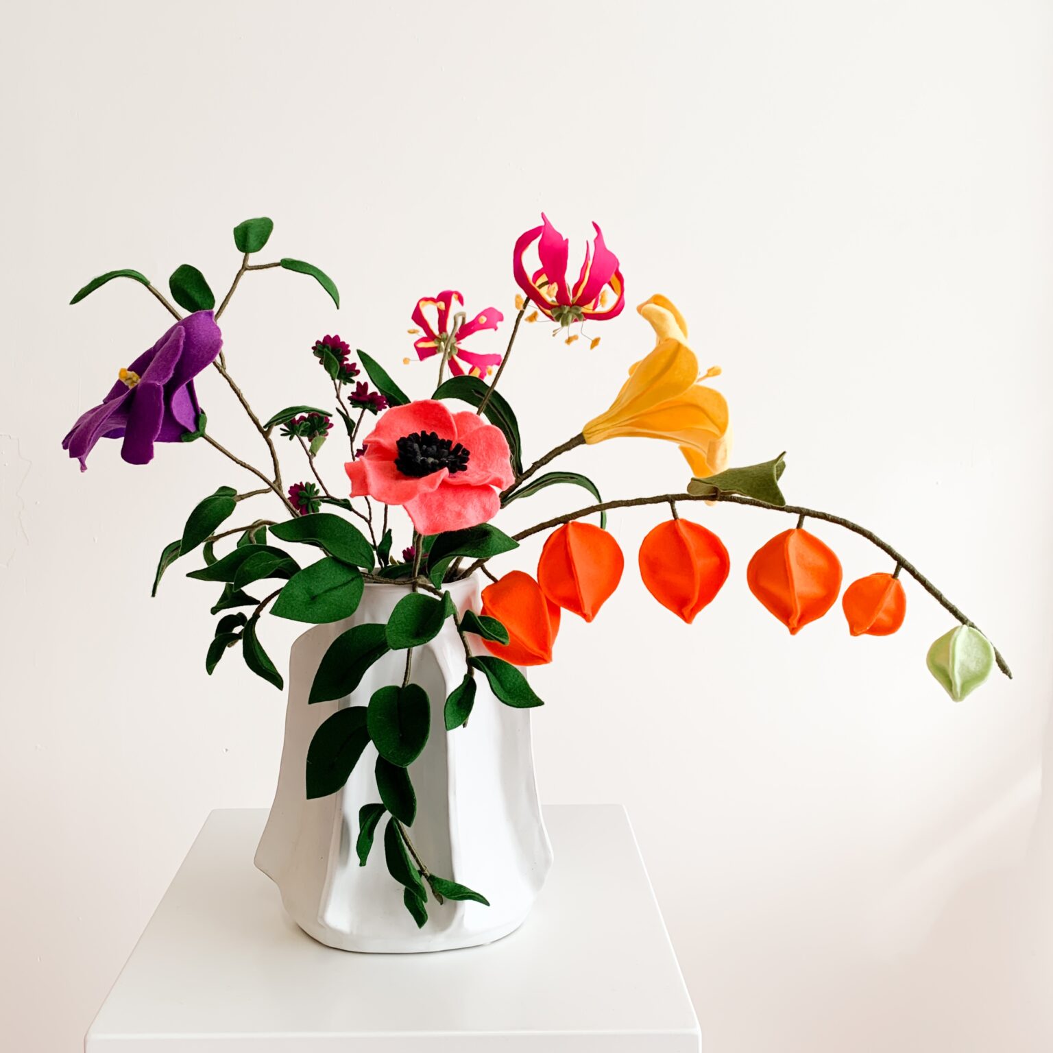 Twee vazen, één boeket Viltbloemen, perfect op maat gemaakt.